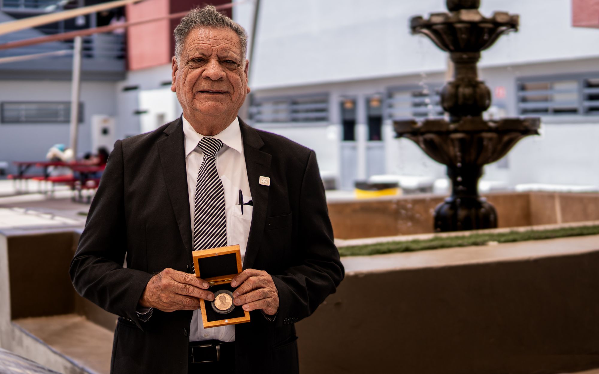 Recibe Medalla Altamirano Mtro. Manuel Ruelas por su trayectoria educativa