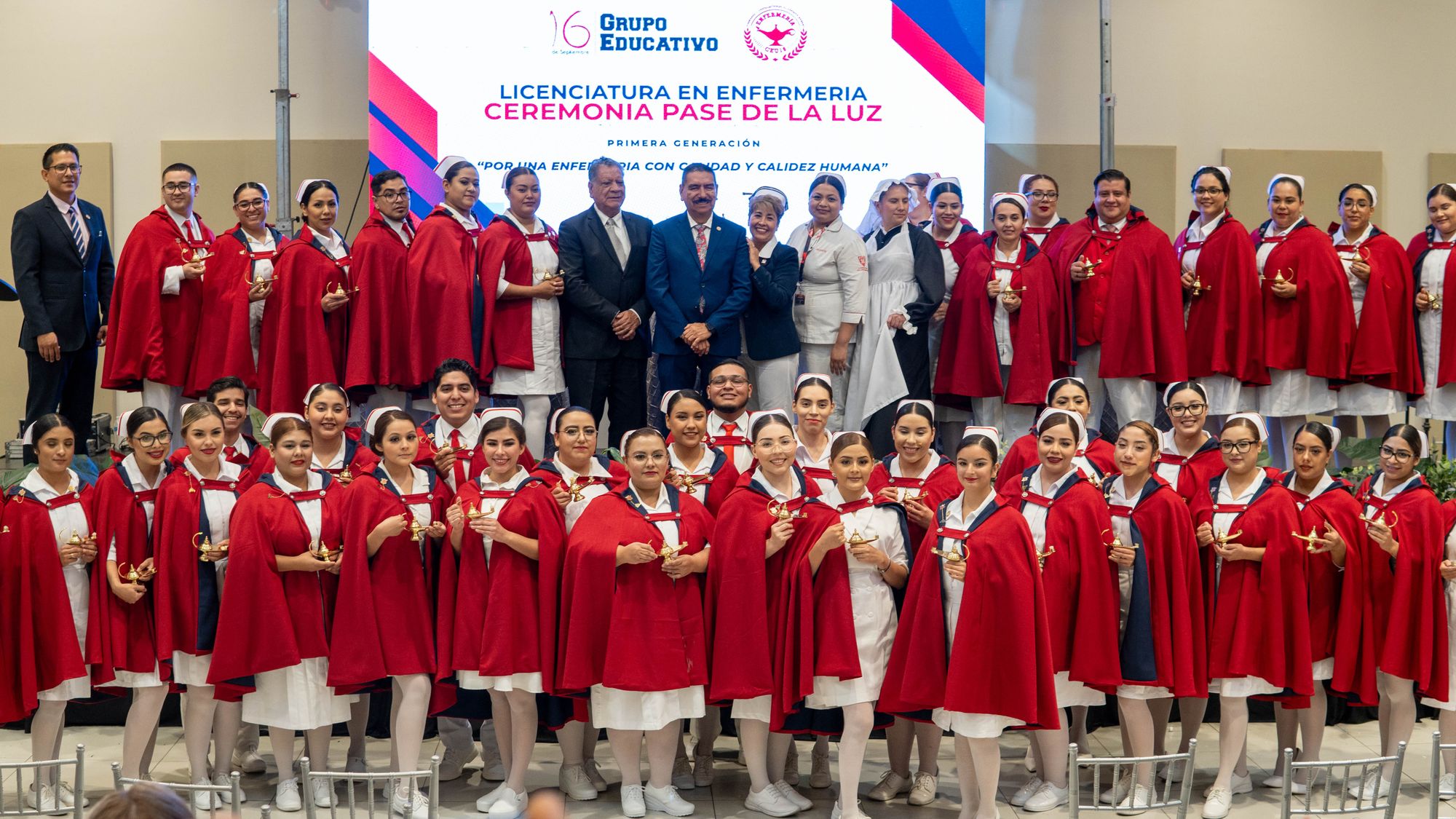 Celebra primera generación de licenciados en enfermería su “Pase de la luz”